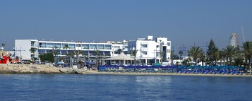 Na praia, espreguiçadeiras, guarda-sóis de praia 