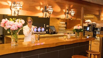 2 restaurantes, é servido jantar