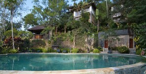 Piscina externa, espreguiçadeiras