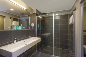 Apartamento premium, vista para o lago, no canto | Chuveiro