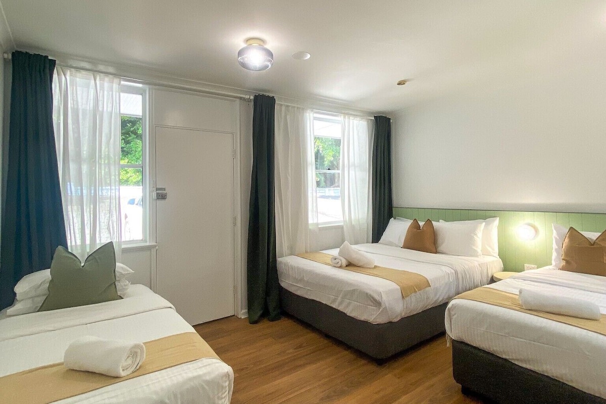 Quarto Deluxe, várias camas | Secretária, Wi-fi grátis, roupa de cama fornecida