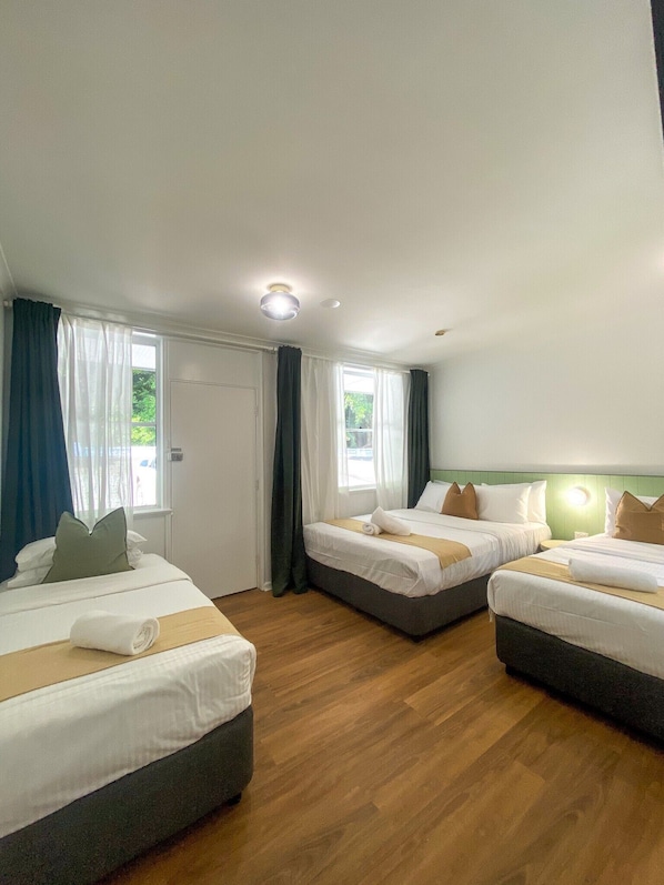 Quarto Deluxe, várias camas | Secretária, Wi-fi grátis, roupa de cama fornecida