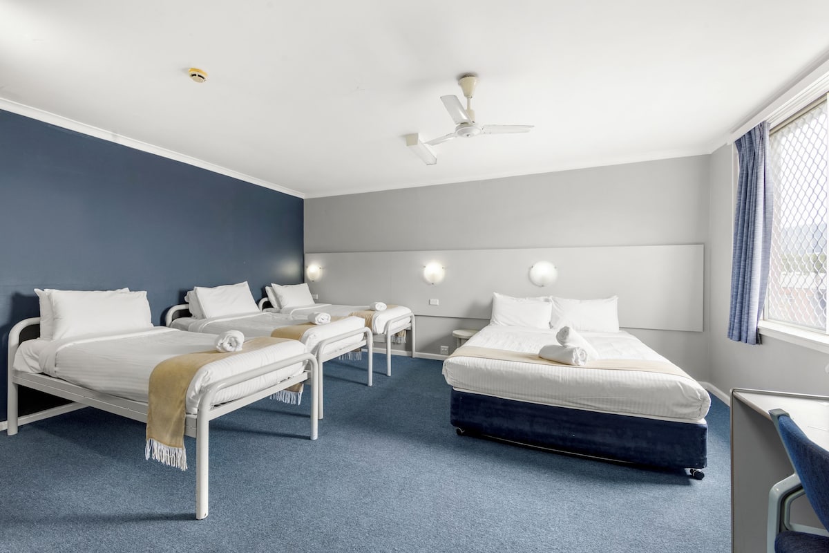 Quarto Familiar, várias camas | Secretária, Wi-fi grátis, roupa de cama fornecida