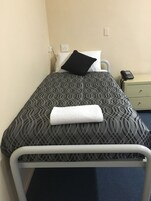 Quarto solteiro | Escrivaninha, Wi-Fi de cortesia, roupa de cama