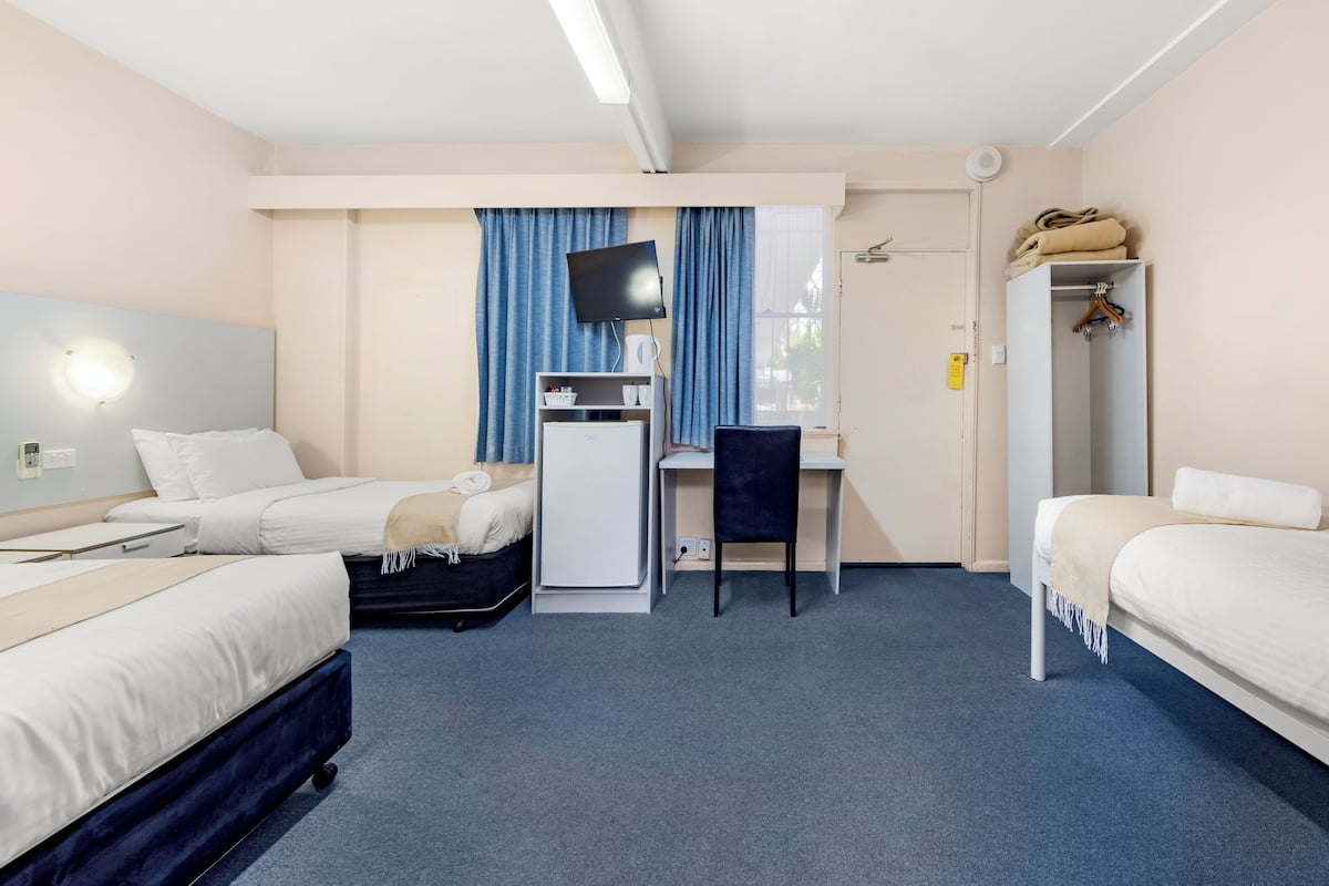 Quarto Quádruplo Familiar | Secretária, Wi-fi grátis, roupa de cama fornecida