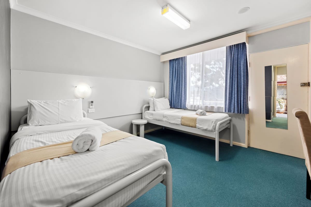 Quarto Twin Familiar, várias camas | Secretária, Wi-fi grátis, roupa de cama fornecida