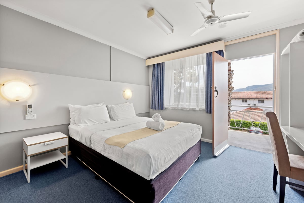 Quarto Standard, 1 cama queen-size, varanda | Secretária, Wi-fi grátis, roupa de cama fornecida