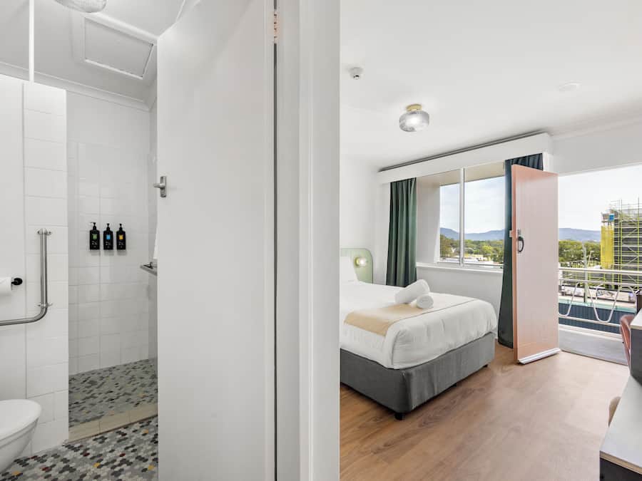 Quarto luxo, 1 cama Queen, sacada | Banheiro | Chuveiro, toalhas de banho, sabonete, shampoo