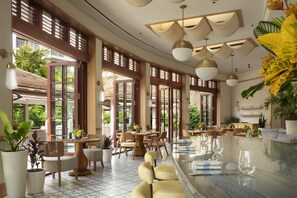 3 restaurantes: servem pequenos-almoços, almoços e jantares