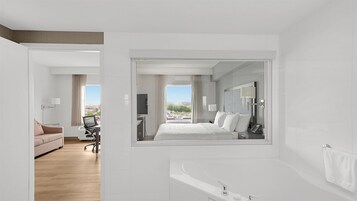 Suite-Estúdio, 1 cama king-size, não fumadores, micro-ondas | Cofre no quarto, ferro/tábua de engomar 