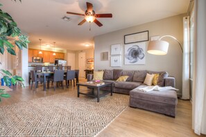 Quarto Deluxe, 3 quartos, 2 casas de banho, vista para o lago | Sala de estar | TV de ecrã plano, leitor de DVD 