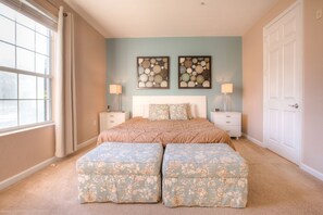 Quarto Deluxe, 3 quartos, 2 casas de banho | Com decoração personalizada, com mobília individualizada 