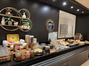 Pequeno-almoço tipo buffet diário mediante uma taxa 