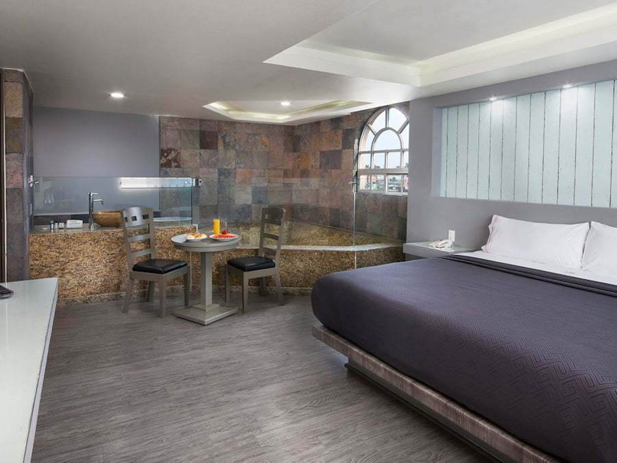 Cofre com capacidade para portátil, secretária, Wi-fi grátis