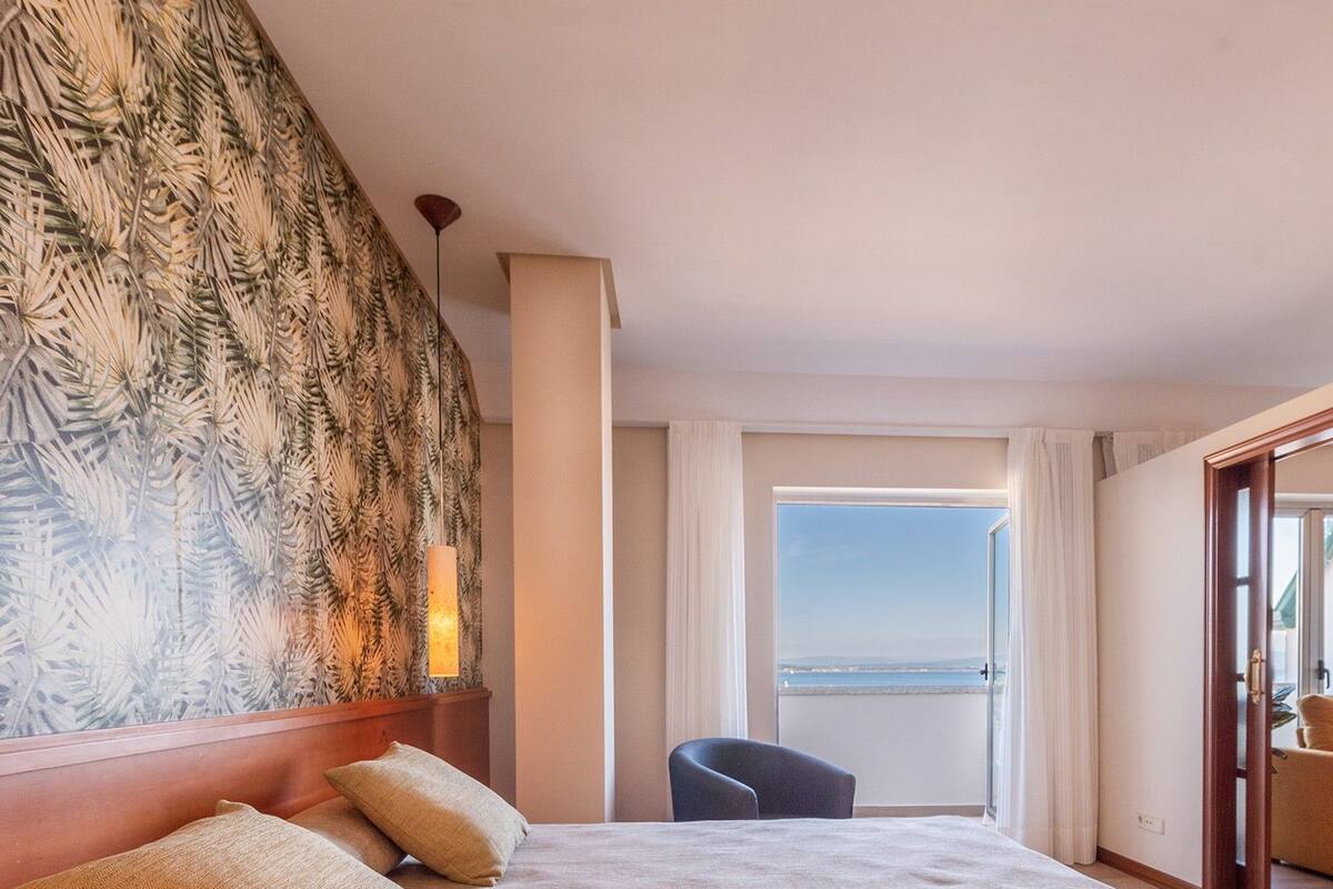 Quarto Deluxe | Roupa de alta qualidade, minibar, cofre no quarto 