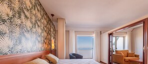 Quarto Deluxe | Roupa de alta qualidade, minibar, cofre no quarto 