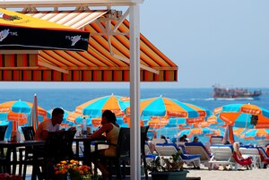 Perto da praia, toldos de praia gratuitos, espreguiçadeiras 