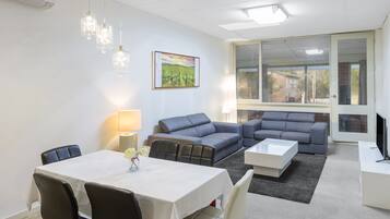 Apartamento básico | Banheiro | Chuveiro, produtos de toalete grátis, secador de cabelo, chinelos