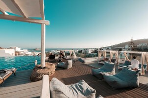 Piscina externa sazonal, funciona das 11h às 20h, guarda-sóis
