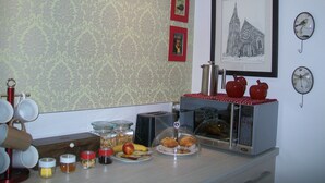 Quarto Duplo Superior | Kitchenette privada | Uma cafeteira/bule, um frigorífico, um micro-ondas 