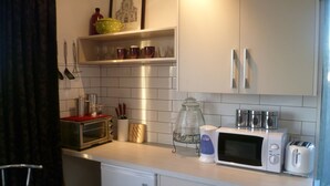 Quarto Duplo Deluxe | Kitchenette privada | Uma cafeteira/bule, um frigorífico, um micro-ondas 