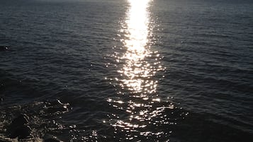 Água com reflexos de luz solar na superfície.