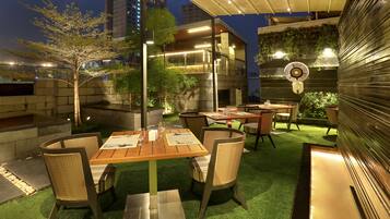 3 restaurantes, pequenos-almoços servidos, cozinha internacional