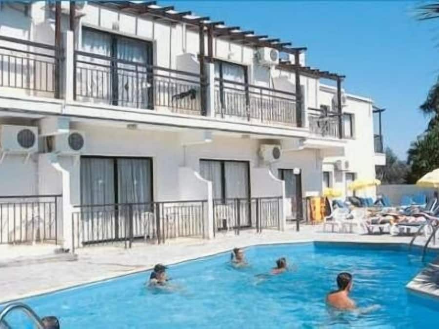 Piscina exterior, espreguiçadeiras