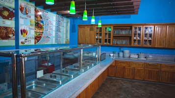 2 restaurantes, com serviço de café da manhã e jantar; culinária local