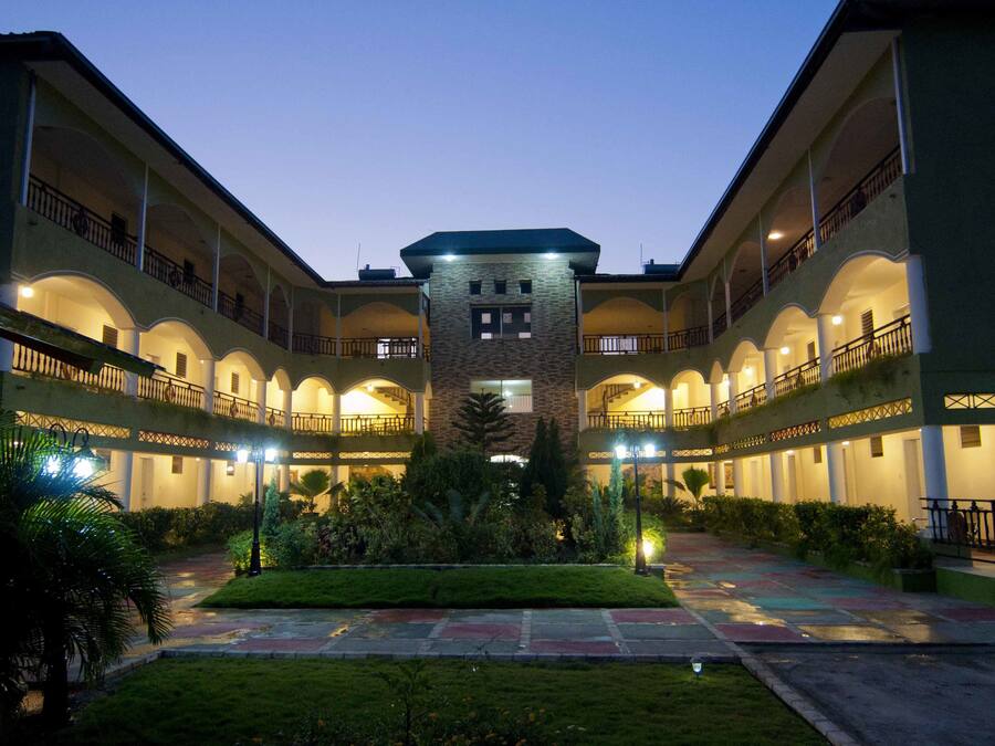 Fachada da propriedade à noite
