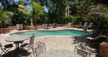 Piscina externa, espreguiçadeiras