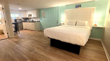Quarto standard, 1 cama Queen, para não fumantes | Cortinas blackout, ferros/tábuas de passar roupa, Wi-Fi de cortesia