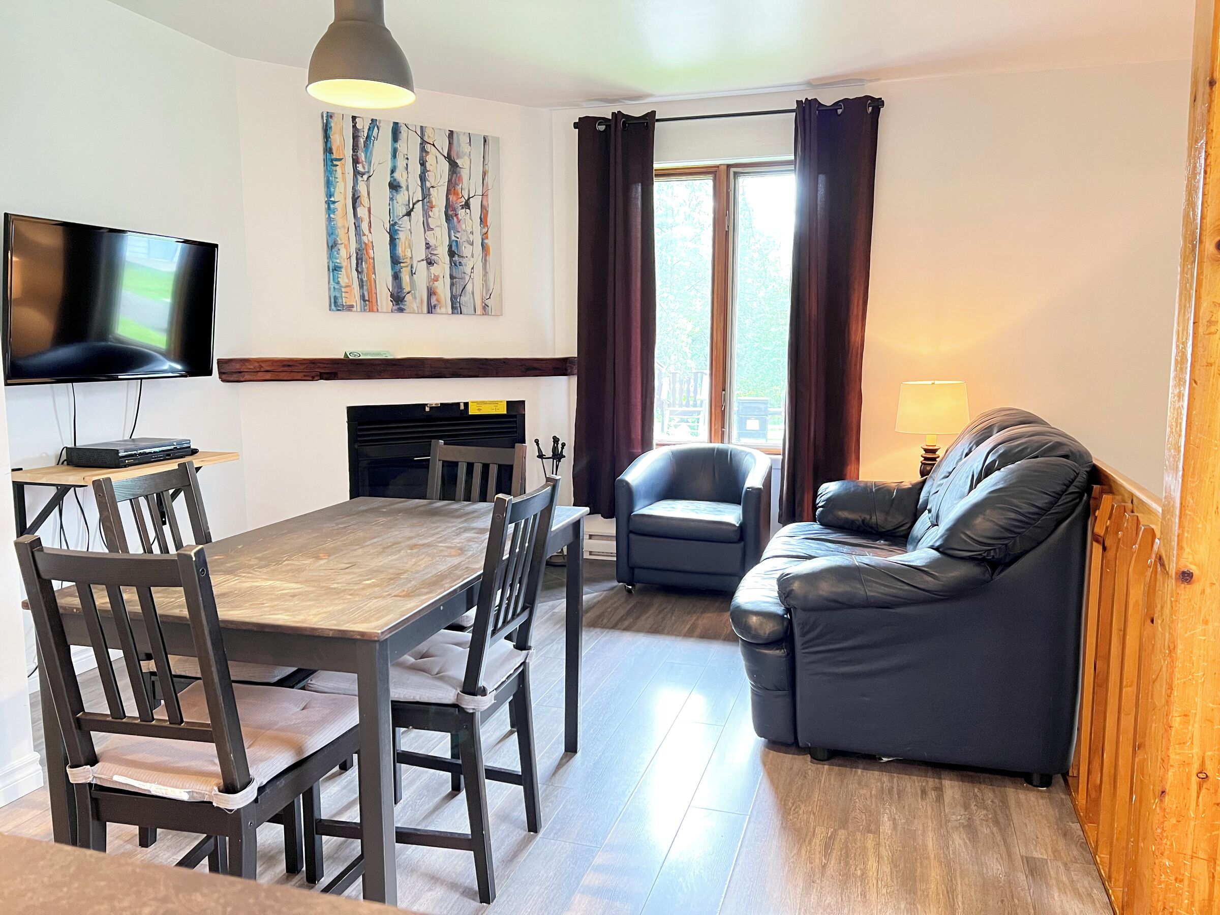 Condo, 2 quartos (Ground floor with basement room) | Área de estar | TV de tela plana 40 polegadas com canais a cabo