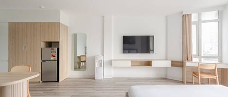 Suite-Estúdio Deluxe, varanda, Vista para a cidade | Lençóis de algodão egípcio, roupa hipoalergénica