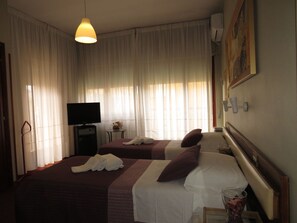 Quarto quádruplo família | Frigobar, Wi-Fi de cortesia, roupa de cama