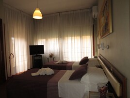 Quarto Quádruplo Familiar | Minibar, Wi-fi grátis, roupa de cama fornecida 