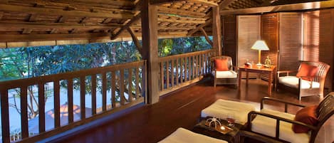 Roupas de cama premium, frigobar, cofres nos quartos, escrivaninha