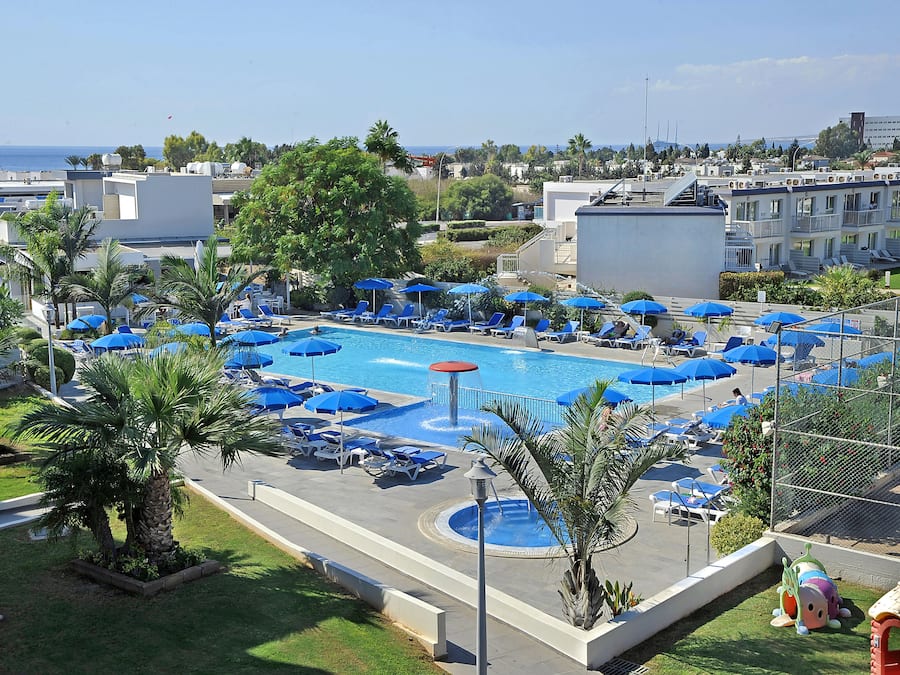 Piscina externa, espreguiçadeiras