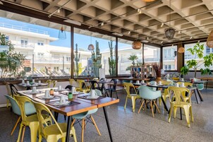 Café da manhã com buffet todos os dias (EUR 12.90 por pessoa) 