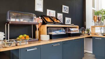 Pequeno-almoço tipo buffet diário (12.90 EUR por pessoa)