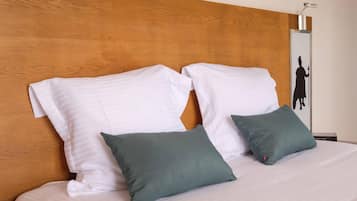 Quarto Standard, 1 cama queen-size e sofá-cama, não fumadores, varanda | Secretária, quartos insonorizados, ferro/tábua de engomar