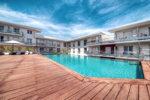 Piscina externa sazonal, funciona das 9h30 às 19h30, guarda-sóis