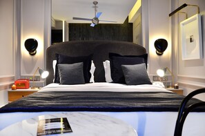 Small Room With Street View | Minibar, cofre com capacidade para portátil 