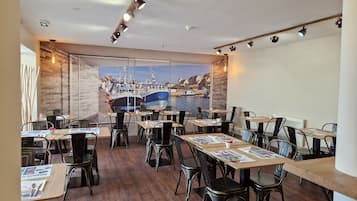 Café da manhã com buffet todos os dias (EUR 13 por pessoa)