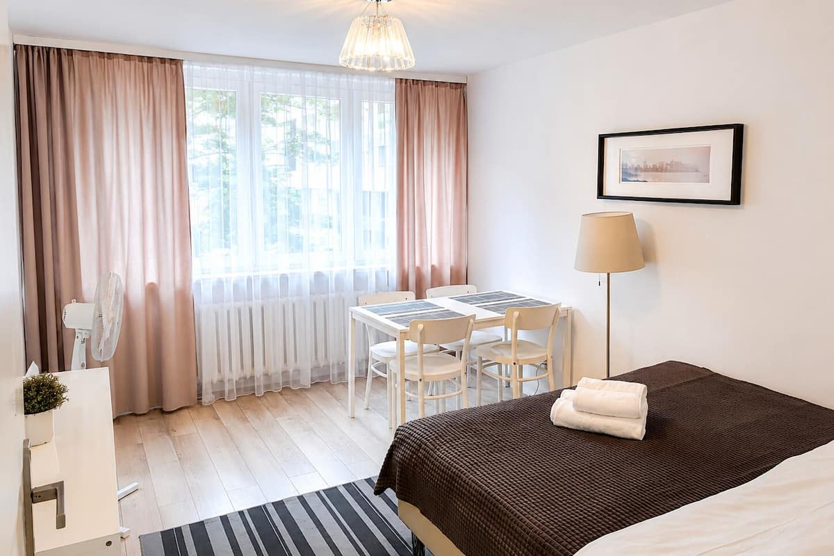 Apartamento Standard, 1 quarto, varanda, vista para o jardim | Quartos insonorizados, ferro/tábua de engomar 