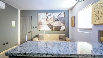 Suíte sênior, cozinha | Cozinha privada | Geladeira grande, micro-ondas, cooktop