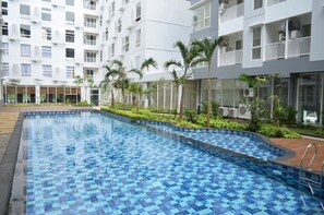 Piscina exterior, espreguiçadeiras 