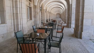 Pequenos-almoços servidos, cozinha espanhola, com vista para o jardim