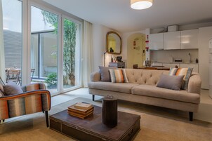 Suite Premium, vista para o jardim | Sala | TV plasma 