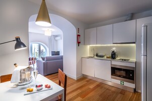 Suite Deluxe | Kitchenette privada | Um frigorífico, um micro-ondas, uma placa de cozinha